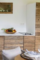 Suite Deluxe, casa de banho anexa, vista para o jardim (Jacuzzi Privatif) | Cozinha partilhada | Um frigorífico, uma máquina de café expresso, uma cafeteira/bule 