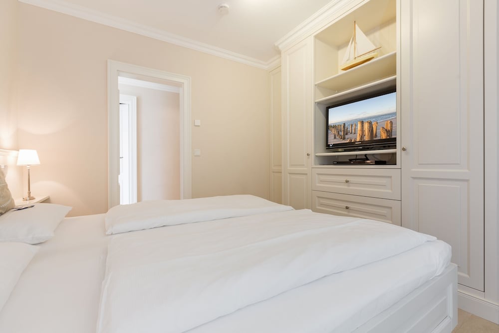 Top Location. Beach-style Equipment. Plenty Of Space. Everything On One Level. - List