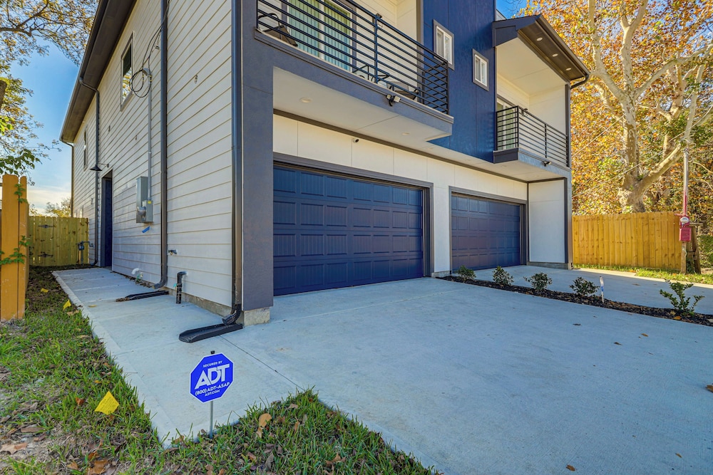 Modern Houston Retreat W/ Patio, 11 Mi To Dtwn - Houston, TX