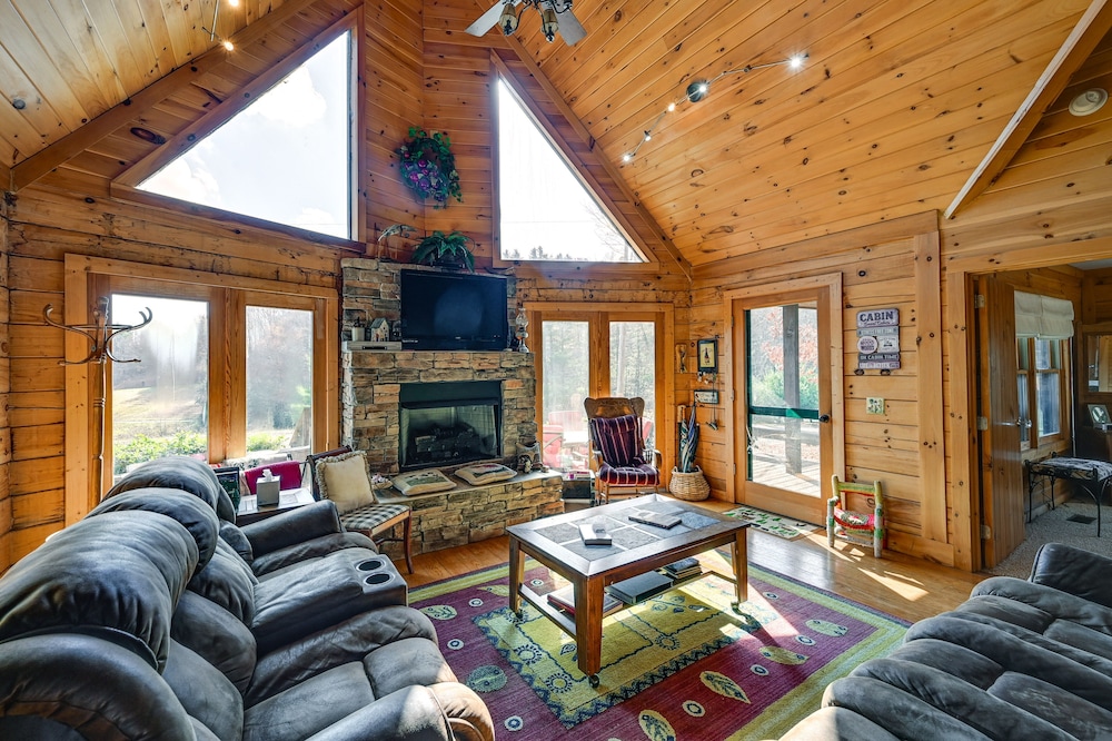 Rustic Fancy Gap Cabin W/ Blue Ridge Parkway Views - Mount Airy, NC