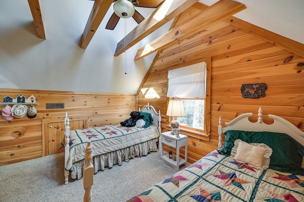 Rustic Fancy Gap Cabin W/ Blue Ridge Parkway Views - Hillsville, VA