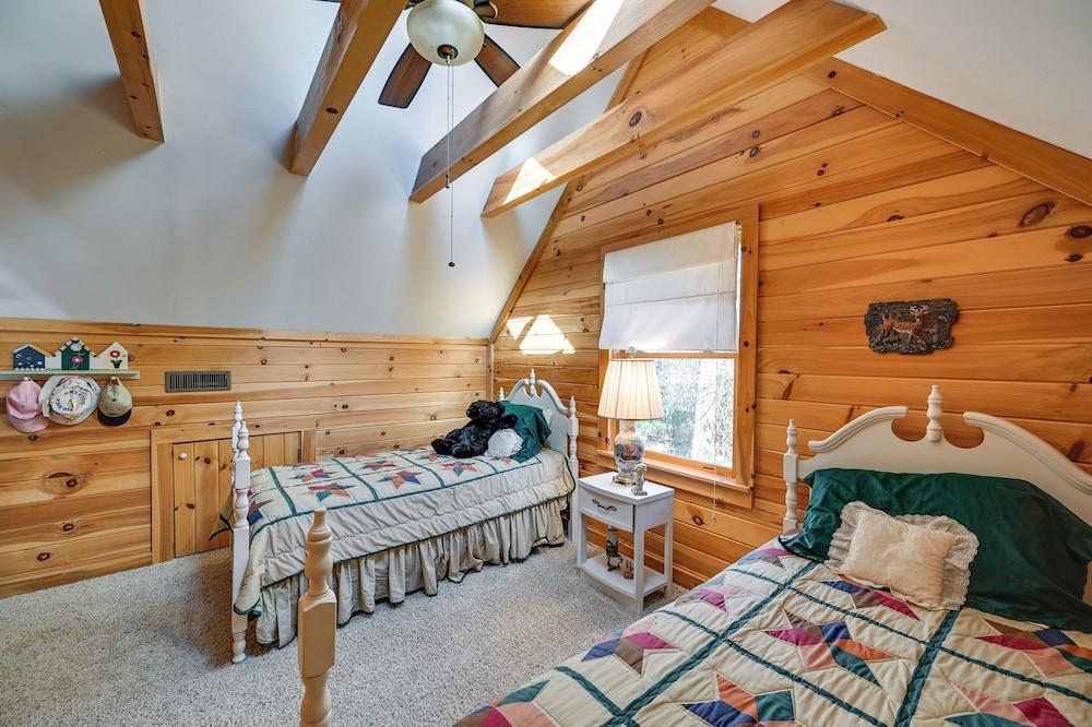 Rustic Fancy Gap Cabin W/ Blue Ridge Parkway Views - Hillsville, VA