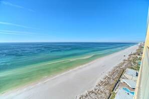 Apartamento em Condomínio Fechado, 2 quartos | Praia | Na praia