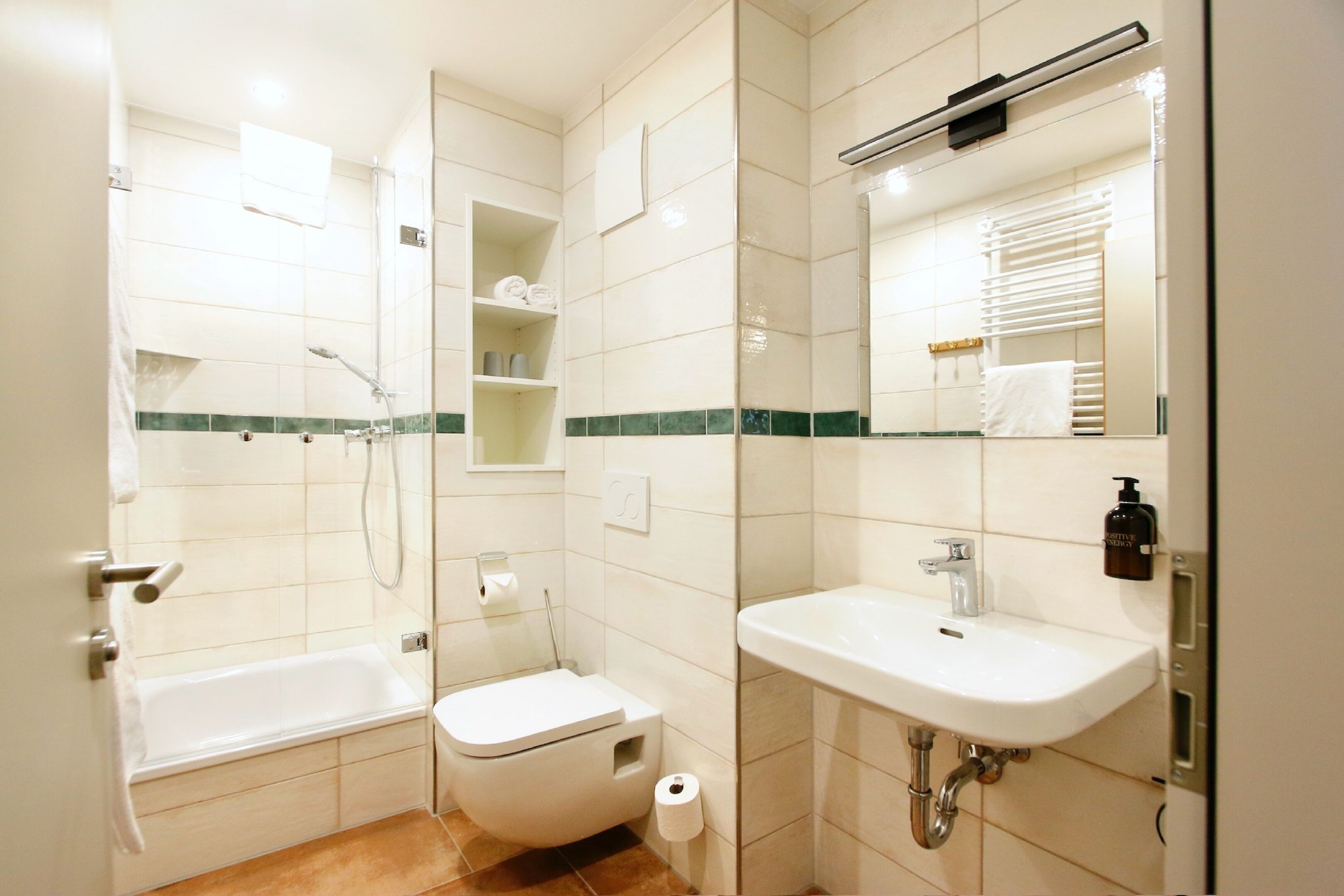 Quarto Duplo | Casa de banho | Um polibã, um secador de cabelo, toalhas fornecidas 