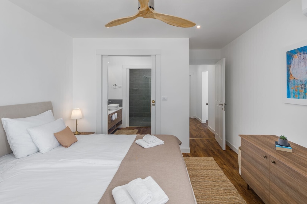 Villa Porto Bus Beachside With Pool In Rovinj - Rovinj