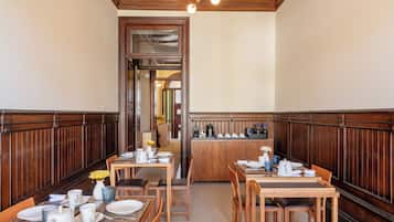 Café da manhã continental todos os dias (EUR 15 por pessoa)