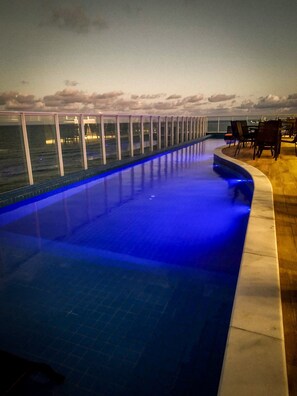 Piscina externa, espreguiçadeiras