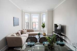 Apartamento Deluxe | Sala de estar | Smart TV de 55 de polegadas com canais digitais, Netflix, Hulu 