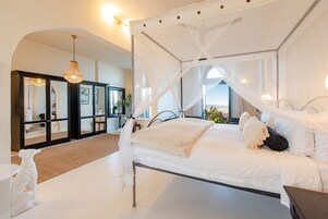 Suite, vista para o mar | Roupa de alta qualidade, cofre com capacidade para portátil 