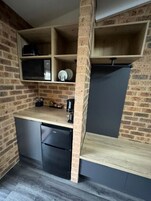 Quarto Duplo Standard, 1 cama queen-size | Secretária, secretária adequada para computadores portáteis
