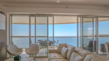 Condo, várias camas, acesso à piscina, vista para o oceano (#810-Not Pet Friendly) | Área de estar | TV 40 polegadas com canais a cabo