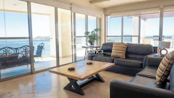 Condo, várias camas, acesso à piscina, vista para o oceano (#1410) | Área de estar | TV 40 polegadas com canais a cabo