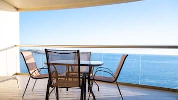Condo, 1 cama King e sofá-cama, acesso à piscina, vista para o oceano (#1407) | Opções para refeição ao ar livre