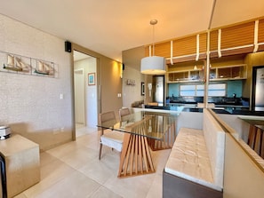 Apartamento Premium | Cozinha privada | Um frigorífico/congelador grande, um micro-ondas, liquidificador 