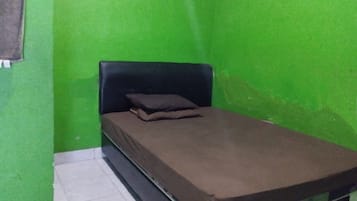 Quarto Duplo Económico | Wi-fi grátis, roupa de cama fornecida