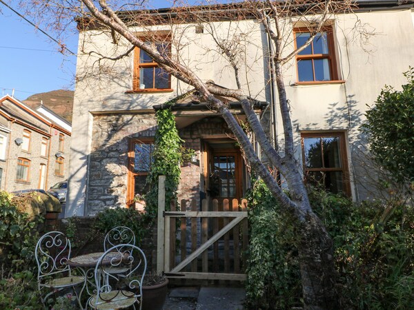 Hillside Holiday Cottage - South Wales