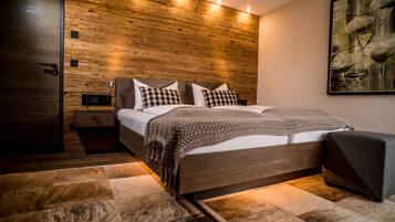 Quarto casal luxo | Roupas de cama antialérgicas, individualmente decorados, escrivaninha