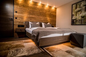 Quarto Duplo Deluxe | Roupa hipoalergénica, com decoração personalizada, secretária 