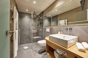 Quarto Duplo Júnior | Casa de banho | Um polibã, artigos de higiene pessoal grátis, um secador de cabelo 