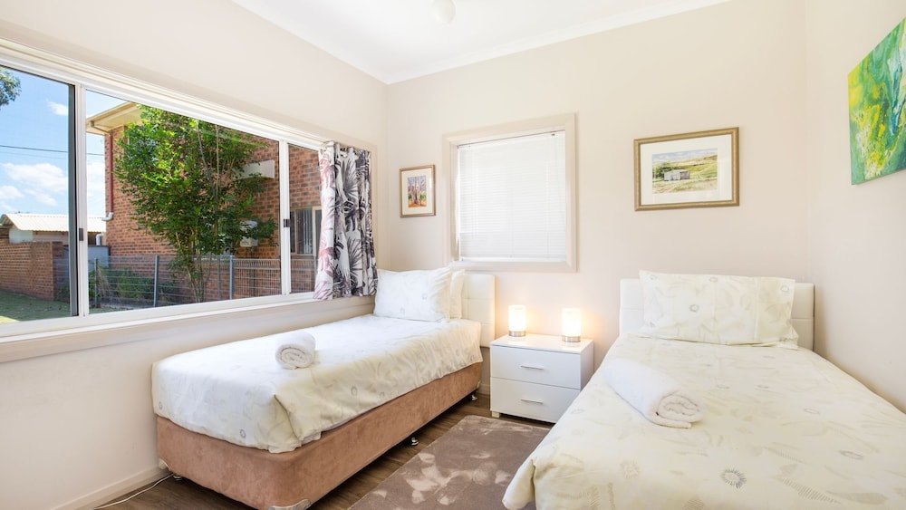 Seahaven - Pet Friendly With Ocean Views- 2 Mins To Beach - Currarong