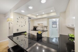 Condo, várias camas (Delightful south end condo with pool.) | Cozinha privada