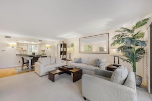 Condo, várias camas (Delightful south end condo with pool.) | Área de estar