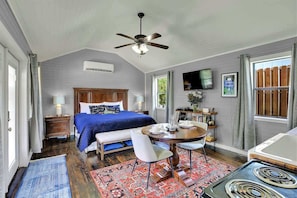 Casa de Campo, 1 cama king-size, pátio, vista para a montanha (6426 Old San Elm) | 1 quarto, com decoração personalizada, com mobília individualizada