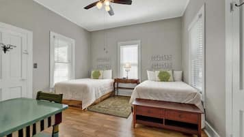 Casa, várias camas, pátio (802 East Austin St.) | 2 quartos, com decoração personalizada, com mobília individualizada