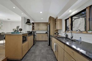 Casa, várias camas, banheira de hidromassagem grande (406 W Schubert Combo) | Cozinha privada | Uma cafeteira/bule