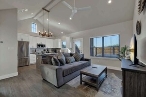 Condo, 1 cama King e sofá-cama, banheira de imersão (930 S Eagle B2 #204) | Área de estar