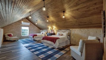 Casa, várias camas, varanda (465 Bear Crk H & G) | 4 quartos, individualmente decorados, individualmente mobiliados