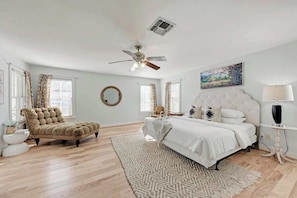 Casa, várias camas, banheira de imersão, vista para a cidade (301 E Travis St.) | 3 quartos, individualmente decorados, individualmente mobiliados