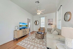 Casa, várias camas, banheira de imersão, vista para a cidade (301 E Travis St.) | Área de estar | TV