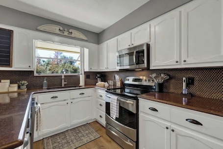 Casa, vÔrias camas, acesso à piscina (113 Weitz Rd - M & G) | Cozinha privada | Uma cafeteira/bule