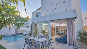 Vila, 3 quartos, piscina particular, vista para o jardim | Opções para refeição ao ar livre