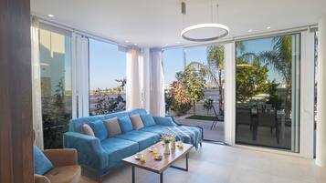 Vila, 3 quartos, piscina particular, vista para o jardim | Área de estar