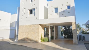 Vila, 3 quartos, piscina particular, vista para o jardim | Fachada