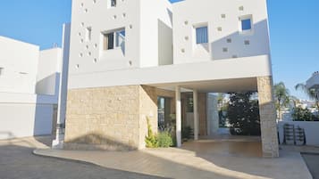 Vila, 3 quartos, piscina particular, vista para o jardim | Fachada
