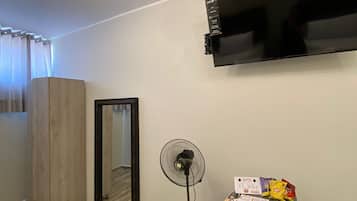 Quarto Twin Familiar, 2 quartos | Casa de banho | Um polibã, toalhas fornecidas