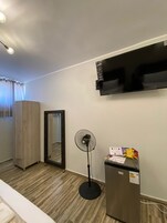 Quarto Twin Familiar, 2 quartos | Casa de banho | Um polibã, toalhas fornecidas 