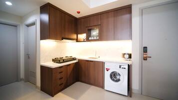 Apartamento | Cozinha privada | Um frigorífico/congelador grande, uma placa de cozinha