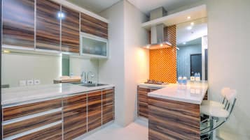 Apartamento | Cozinha privada | Um frigorífico/congelador grande, uma placa de cozinha