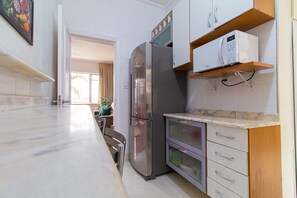 Apartamento Familiar | Cozinha privada | Um frigorífico/congelador grande, utensílios de cozinha 