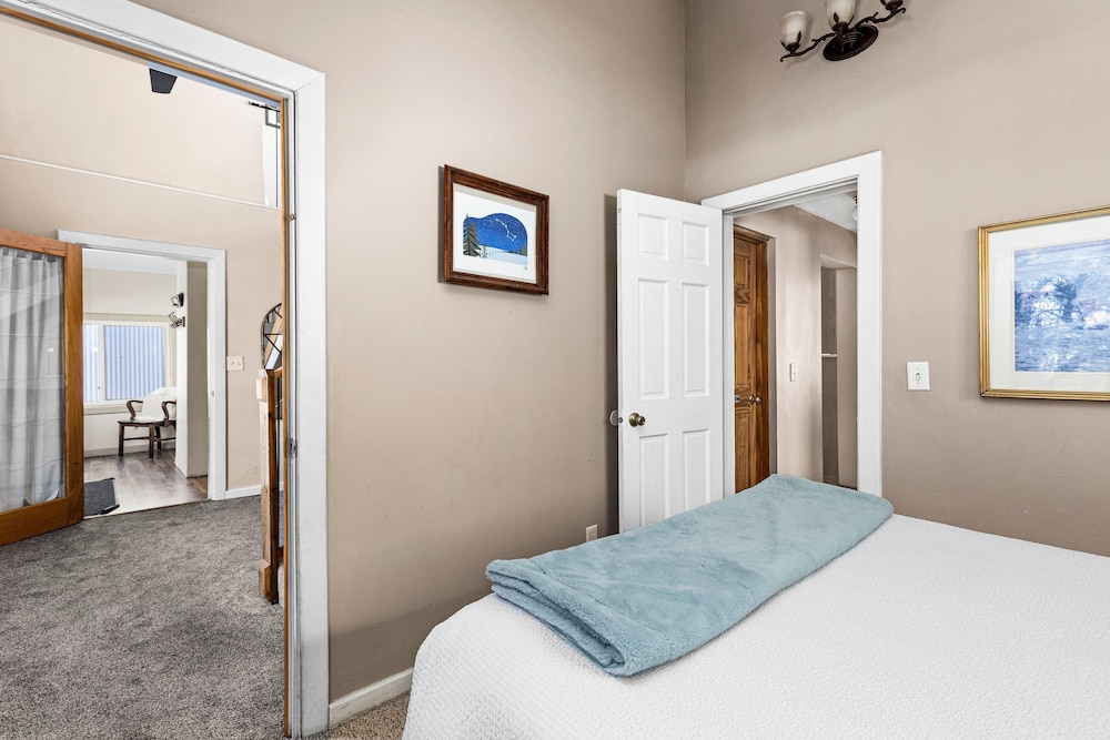 Eclectic Escape | Near Canal Park & Beach Access - Duluth, MN