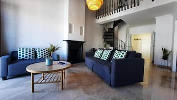 Apartamento superior | Área de estar | TV de plasma 50 polegadas com canais a cabo, Netflix