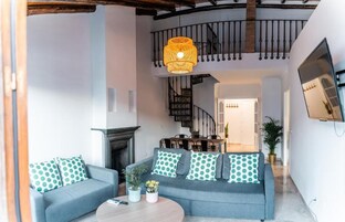 Apartamento Superior | Sala | Televisor plasma de 50 polegadas com canais por cabo, Netflix 