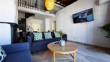 Apartamento superior | Área de estar | TV de plasma 50 polegadas com canais a cabo, Netflix