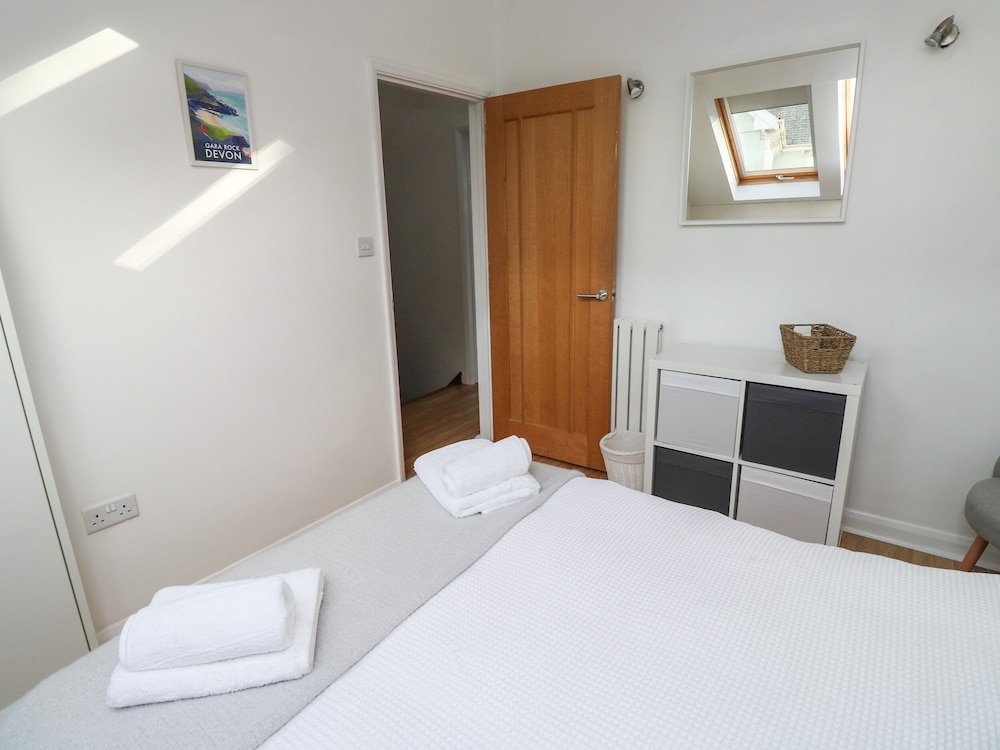 LITTLE RONDEVAL, pet friendly, character holiday cottage in Totnes ...