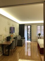 Chasse Superior Room | Cofre com capacidade para portátil, secretária 