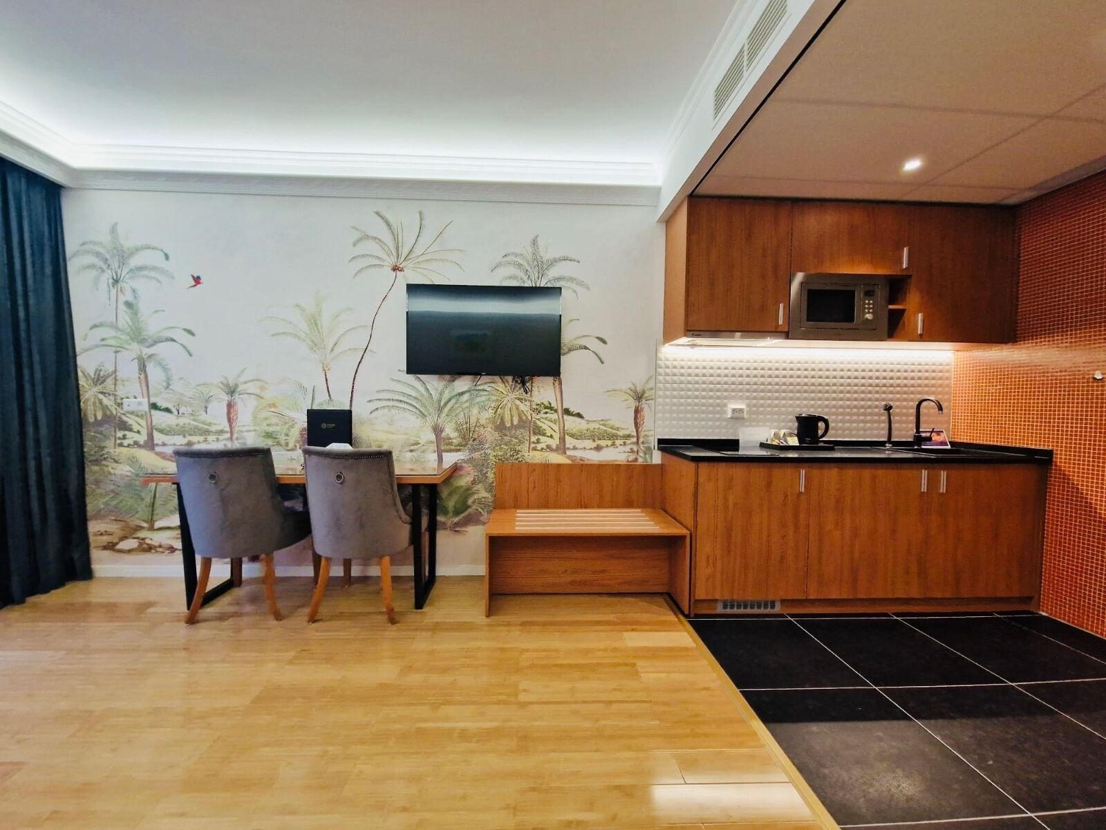 Cofre com capacidade para portátil, secretária 